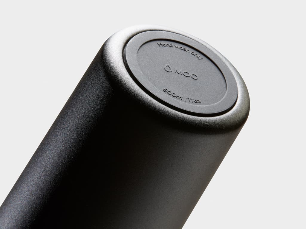 Original MOO Water Bottle Jet Black One-sided engraving | MOO